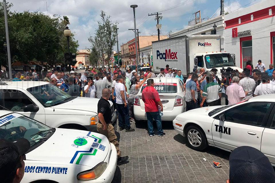 Hoy Tamaulipas - Taxistas piratas bloquean puentes internacionales en ...