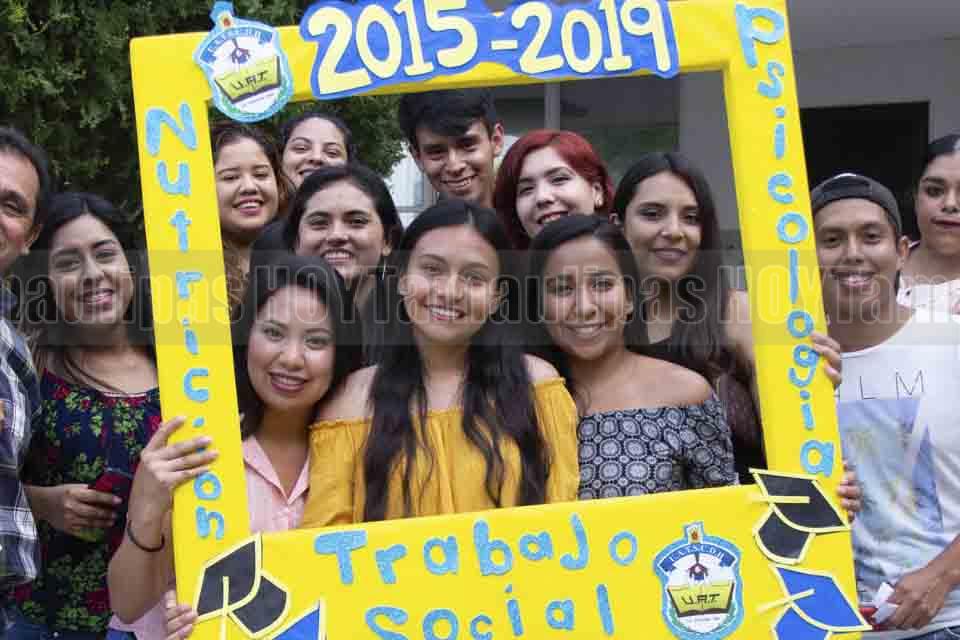 Hoy Tamaulipas - Festejan a graduados de la UAT en el Campus Victoria