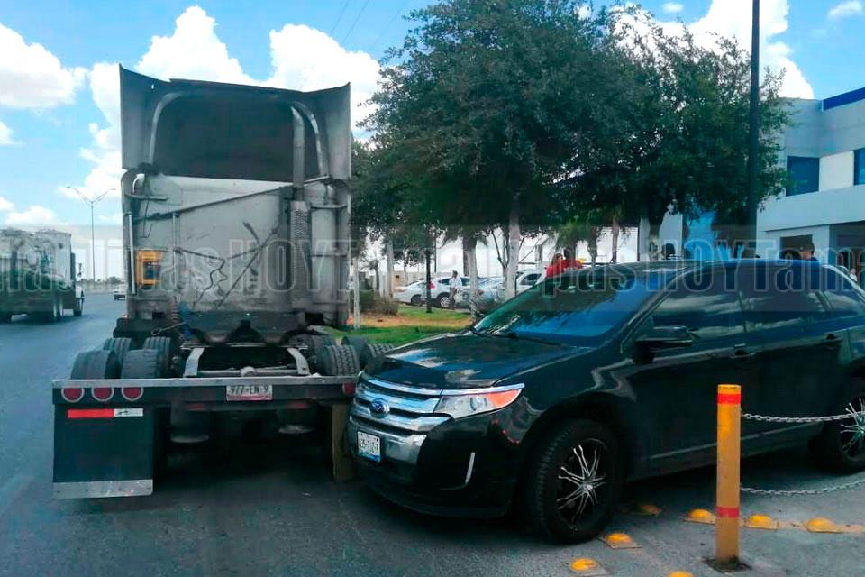 Hoy Tamaulipas - Choca trailero de reversa contra camioneta en Nuevo Laredo
