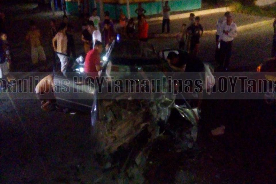 Hoy Tamaulipas - Tres alocados jovenes chocan contra glorieta de la ...