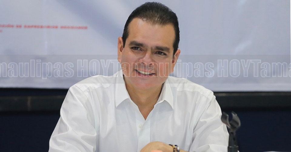 Hoy Tamaulipas - Donara Enrique Rivas su sueldo para combate de Covid-19