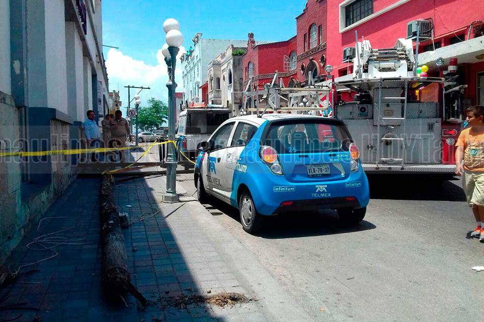 Hoy Tamaulipas - Cae poste de Telmex en centro de Tampico
