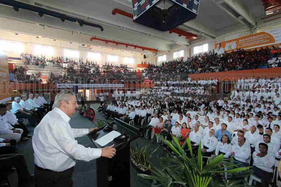 Hoy Tamaulipas - Recibe Rector a nuevos universitarios de la UAT en Tampico