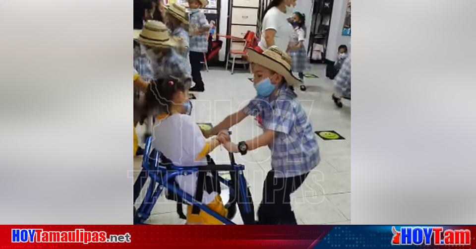 Hoy Tamaulipas - VIDEO Maestra pone ejemplo de inclusion en escuela de Nuevo Leon