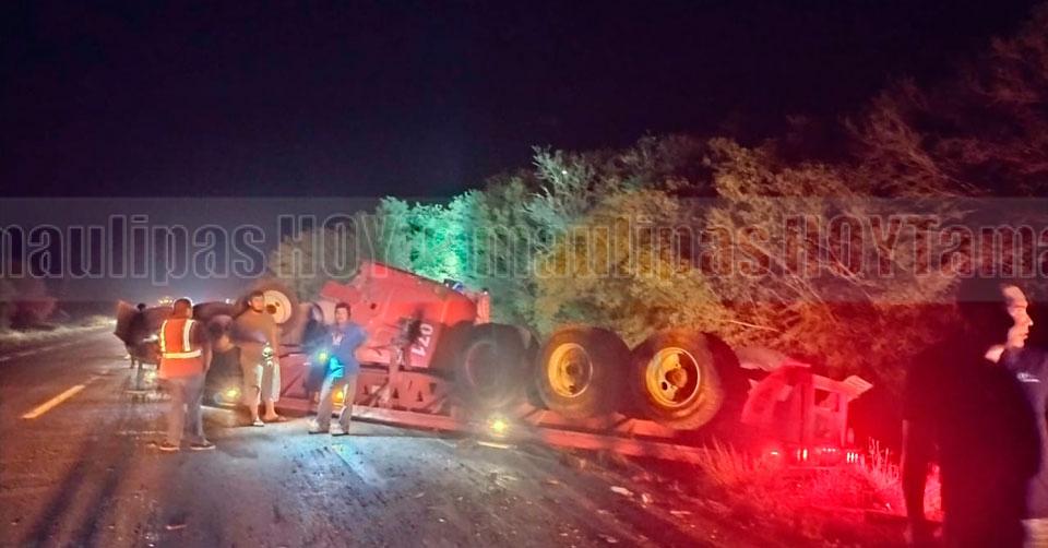 Hoy Tamaulipas - Volcadura en Tamaulipas Chofer de trailer salio ileso ...