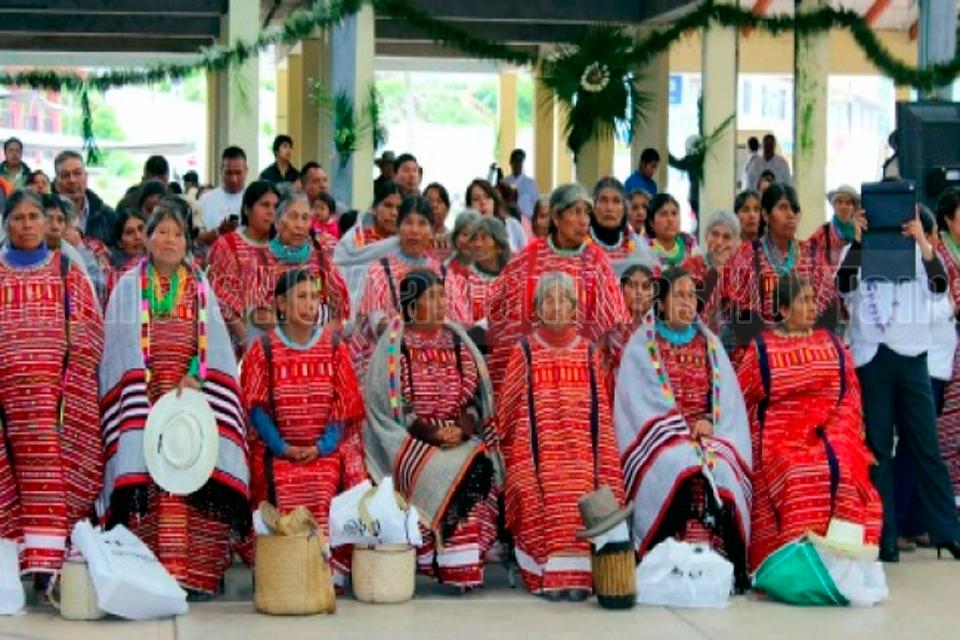 Hoy Tamaulipas - Triquis danzan en Queretaro por la dignidad indigena