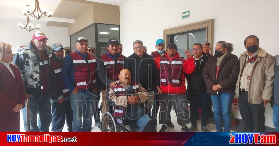 Hoy Tamaulipas - Ayuntamiento de Altamira entrega cena navidenia a boleros y lavacoches