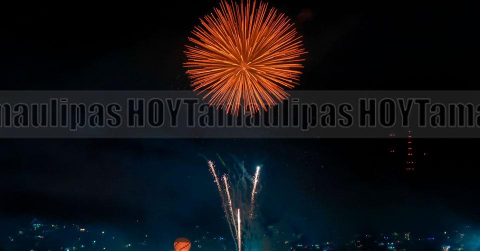 Hoy Tamaulipas - Colima Manzanillo recibe el anio con espectaculo de luces