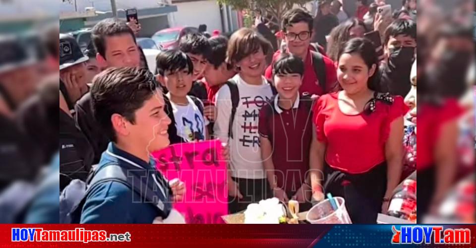Hoy Tamaulipas - VIDEO Ninio se le declara a su maestra y ella lo rechaza