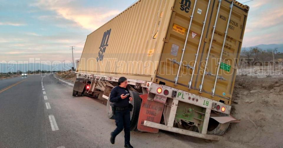 Hoy Tamaulipas - Accidentes en Tamaulipas Trailero saca a colega de la ...