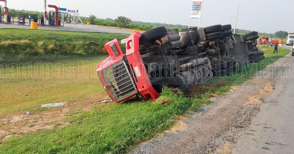 Hoy Tamaulipas - Accidentes en Tamaulipas Trailero se orillo de mas y ...