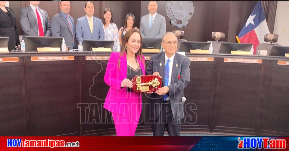 Hoy Tamaulipas - Entregan llaves de Laredo Texas a Carmen Lilia