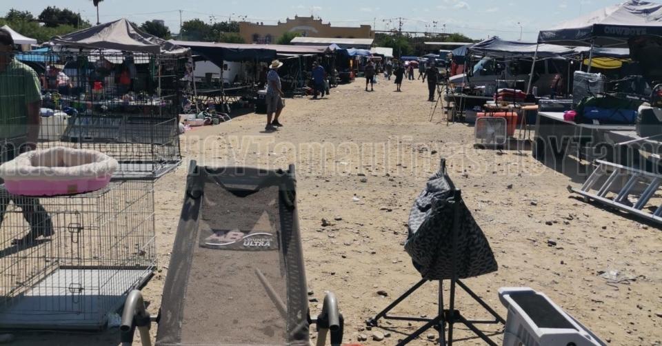 Hoy Tamaulipas - Sol espanta a clientes en Â“pulgasÂ” de Nuevo Laredo