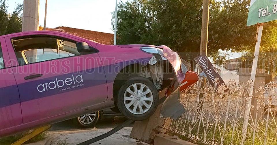 Hoy Tamaulipas - Accidente en Tamaulipas Chofer provoca choque y deja auto trepado en barda en ...