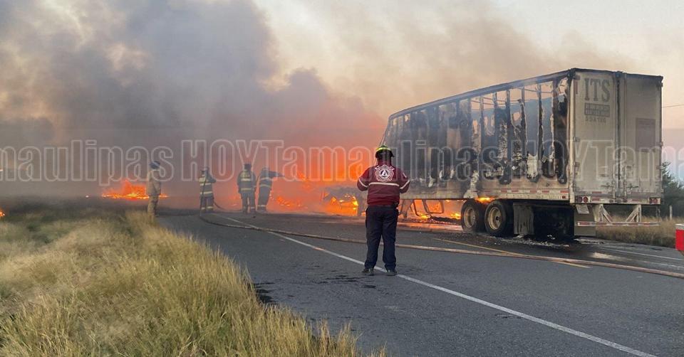 Hoy Tamaulipas - Dos muertos calcinados en choque de traileres en ...