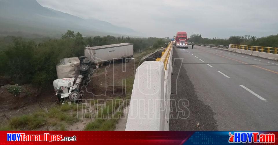 Hoy Tamaulipas - Guardia Estatal auxilia a conductor tras volcadura en la Victoria-Tula