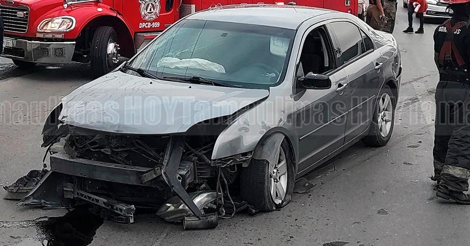 Hoy Tamaulipas - Abandonan Ford Fusion Tras accidente en Nuevo Laredo
