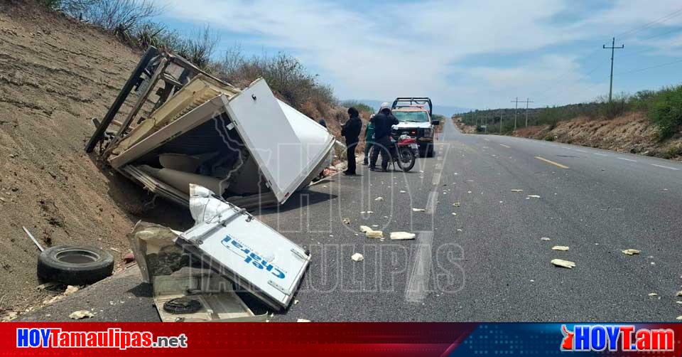 Hoy Tamaulipas - Volcadura en la Victoria-Jaumave no afecta circulacion conductor resulta lesionado
