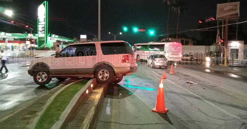 Hoy Tamaulipas - Conductor ebrio provoca multiple percance en Nuevo Laredo