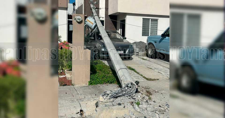 Hoy Tamaulipas - Tamaulipas Ebrio estrella su camioneta contra poste y ...