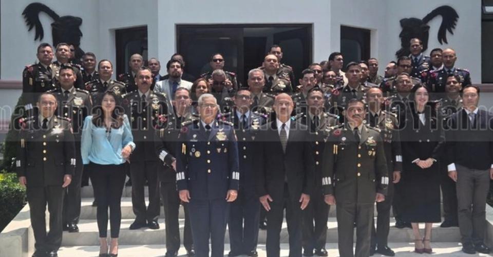 Hoy Tamaulipas - Presenta Esteva Medina proyectos de la SICT a miembros de las fuerzas armadas