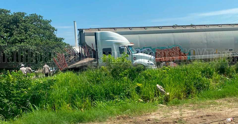 Hoy Tamaulipas - Tamaulipas Accidente entre trailer y tren en Altamira ...