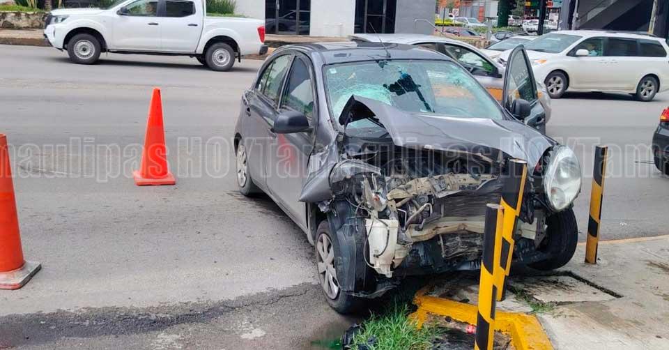 Hoy Tamaulipas - Auto compacto termino proyectado contra base de un ...