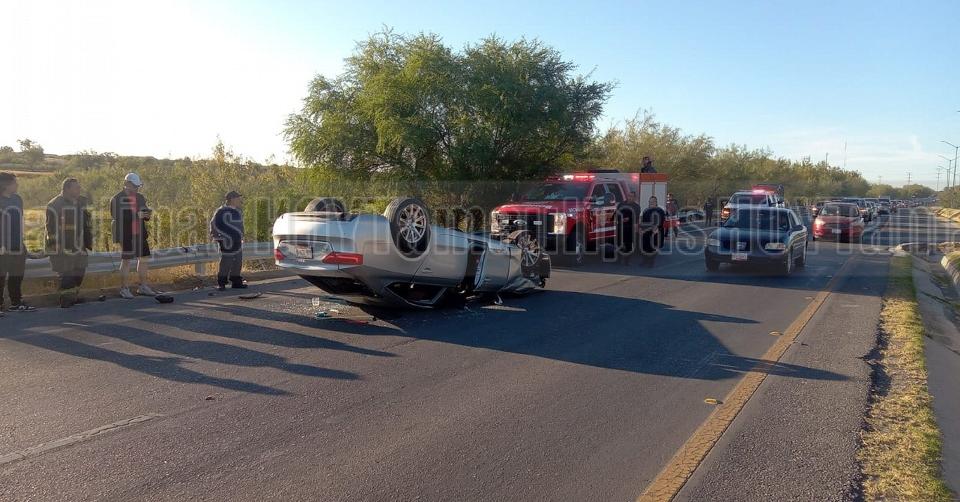 Hoy Tamaulipas - Joven sale ileso tras aparatosa volcadura en Nuevo Laredo