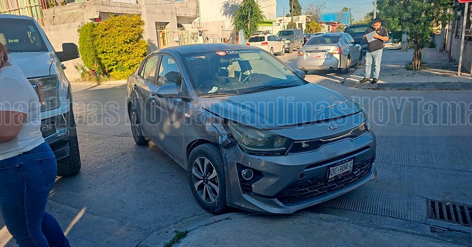 Hoy Tamaulipas - Mujer provoca choque al no respetar senial de alto en ...