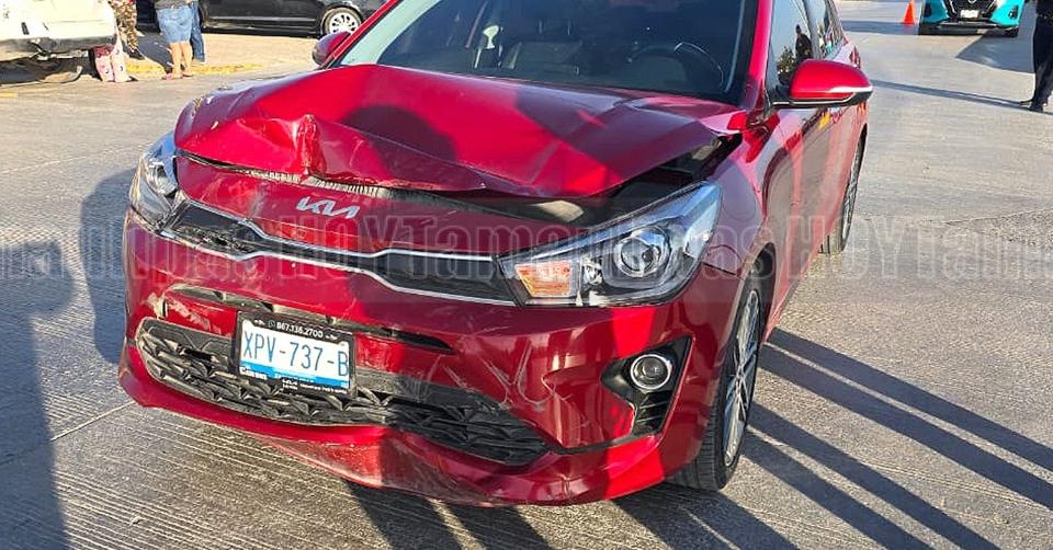 Hoy Tamaulipas - Jovencita invade carril y la chocan en Nuevo Laredo