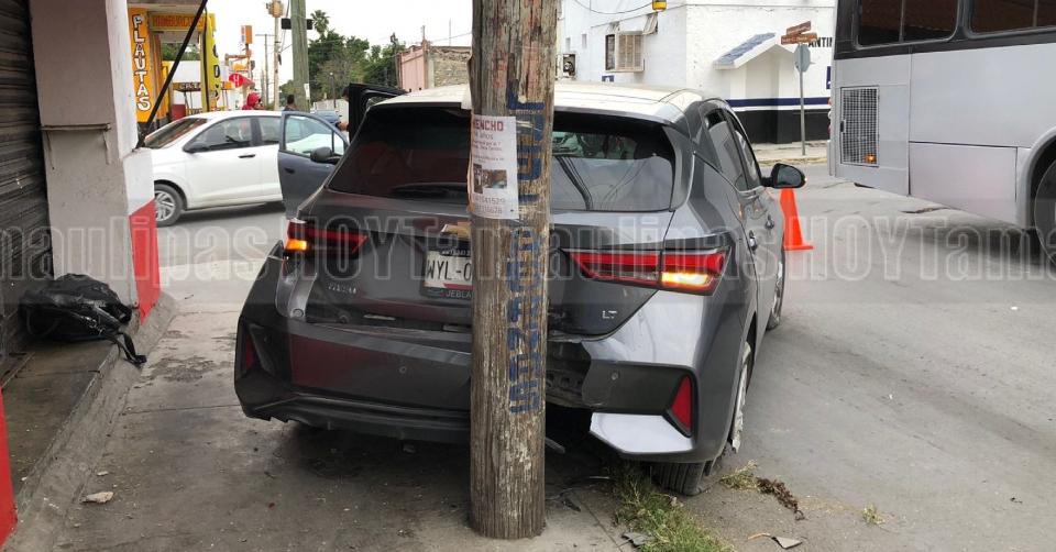 Hoy Tamaulipas - Choque por omitir alto deja solo danios materiales en ...