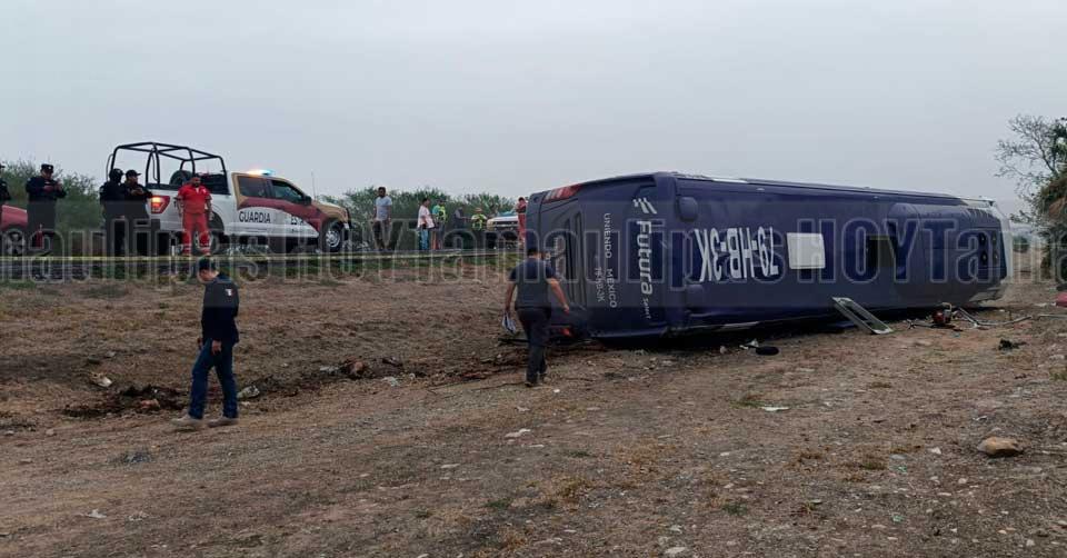 Hoy Tamaulipas - Mueren 2 en volcadura de autobus en la carretera ...