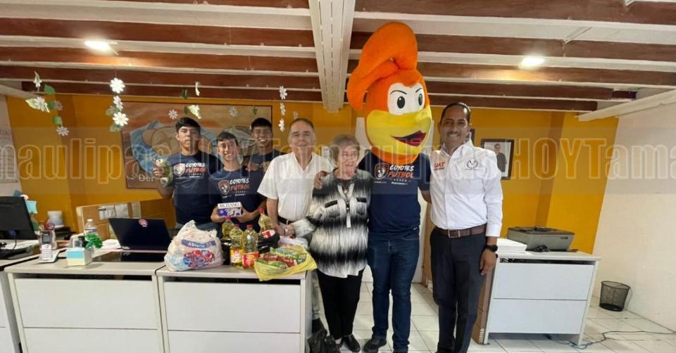 Hoy Tamaulipas - Apoya el equipo de futbol Coyotes a Caritas de Nuevo ...
