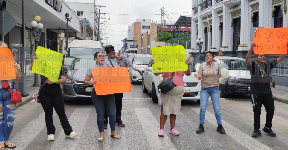 Hoy Tamaulipas - Ambulantes bloquean calles y exigen salida de ...