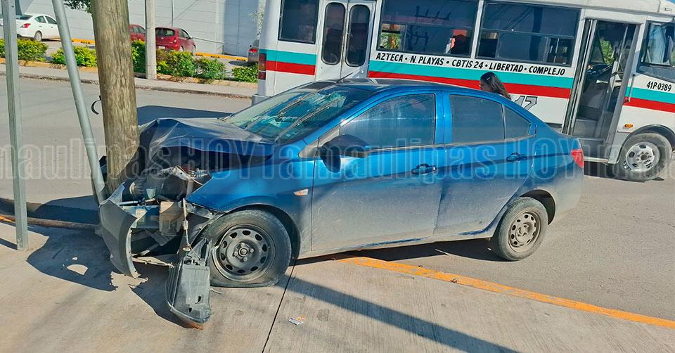 Hoy Tamaulipas - Accidente en Tamaulipas Auto termina estampado contra ...