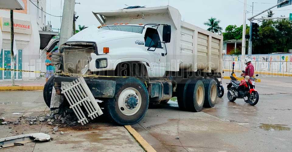 Hoy Tamaulipas - Camion sin frenos derriba poste de la CFE y provoca ...
