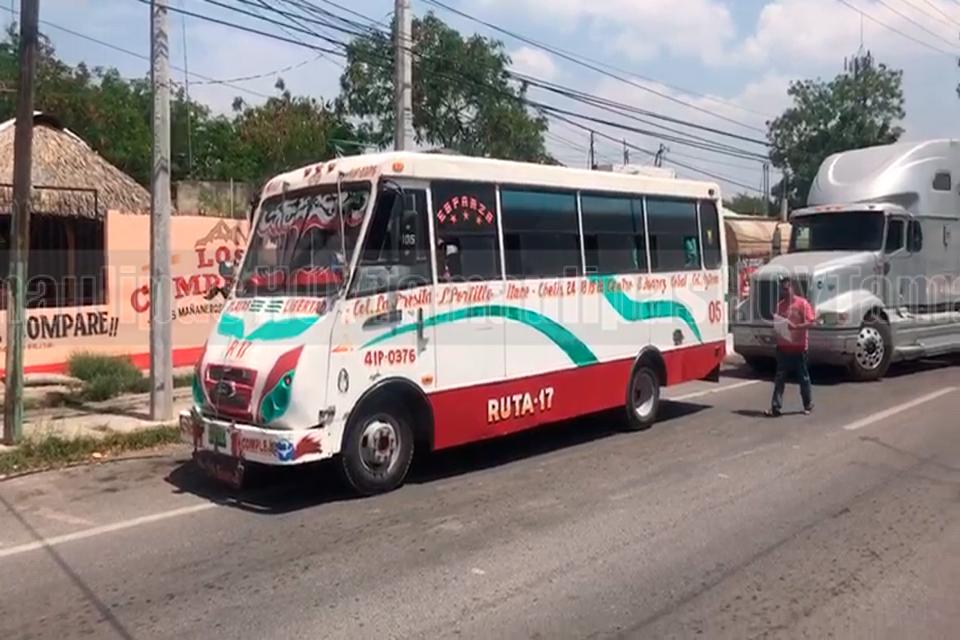 Hoy Tamaulipas - Trailer impacta microbus en Ciudad Victoria