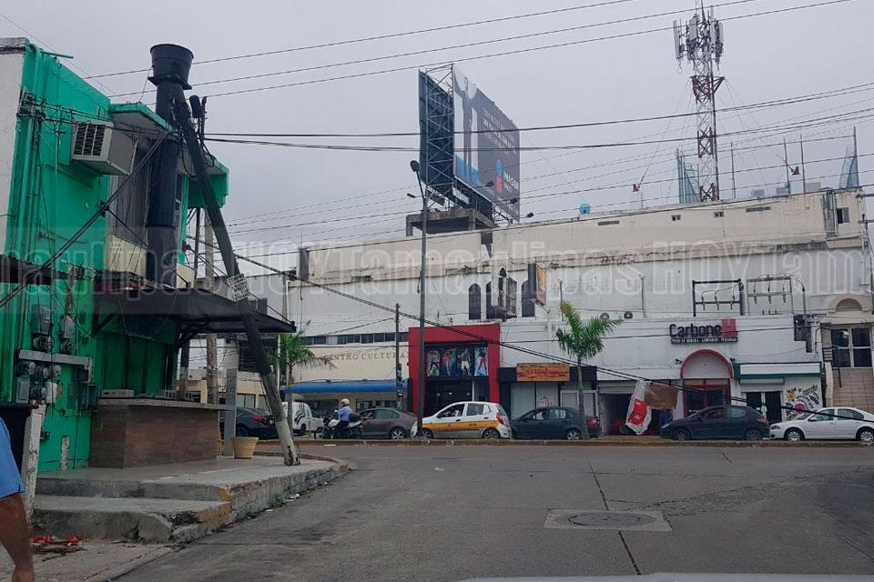 Hoy Tamaulipas - Reportan poste de Telmex a punto de caer en Tampico