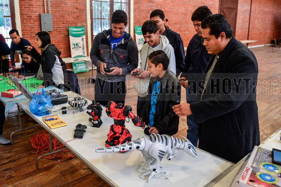 Hoy Tamaulipas - Inicia el campamento de Tecnologia en NLD