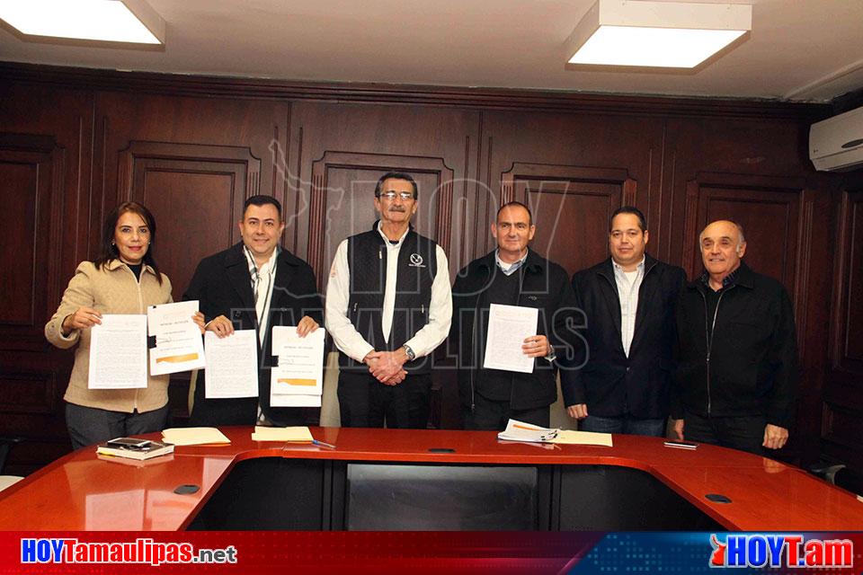 Hoy Tamaulipas - Entrega Rector nombramiento a titular de organo de control en la UAT