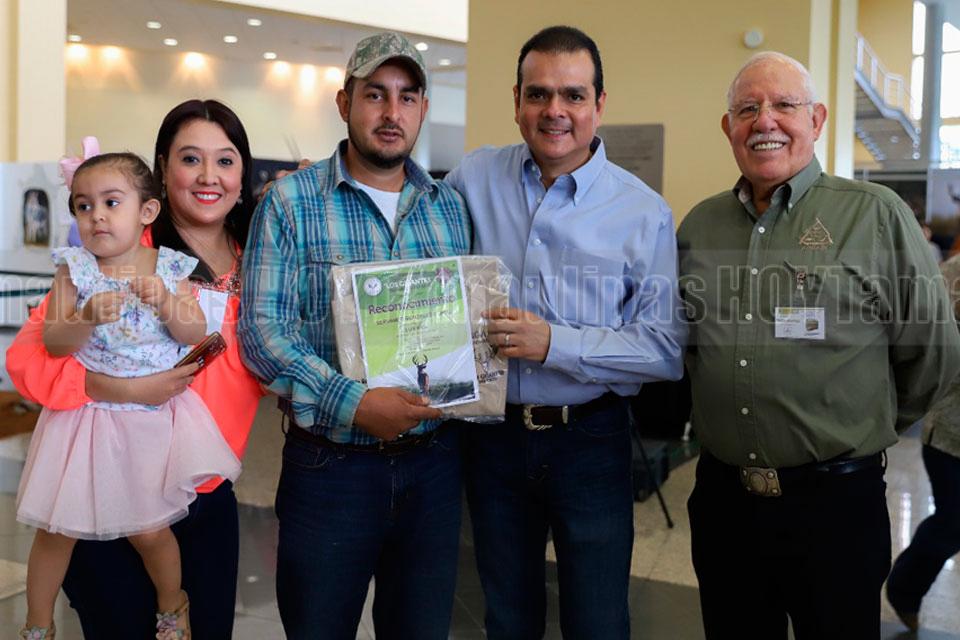 Hoy Tamaulipas - Premian en Nuevo Laredo a cazadores de venado cola blanca
