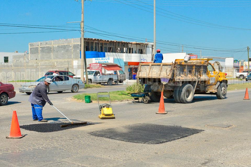 Hoy Tamaulipas - Reparan baches en 31 colonias de Nuevo Laredo