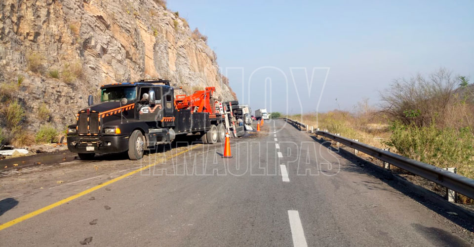 Hoy Tamaulipas - Volcadura en Tamaulipas Volcadura de pipa genero caos vial en la carretera ...