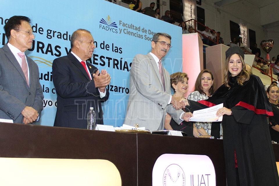 Hoy Tamaulipas - Egresa nueva generacion de la Facultad de Derecho UAT-Tampico