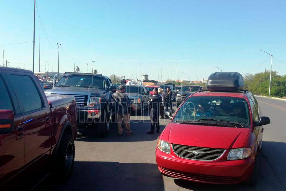 Hoy Tamaulipas - Caravanas que salen de Nuevo Laredo ofrecen tranquilidad a paisanos