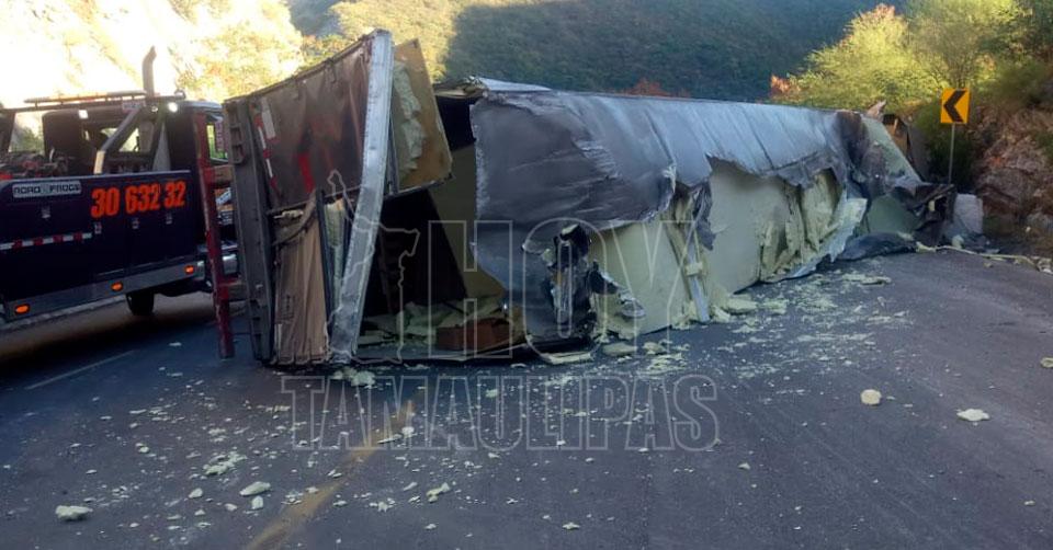 Hoy Tamaulipas - Tamaulipas Volcadura de trailer provoca choque multiple en la Rumbo Nuevo