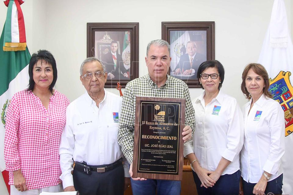 Hoy Tamaulipas - Banco de Alimentos entrega reconocimiento a alcalde de Reynosa