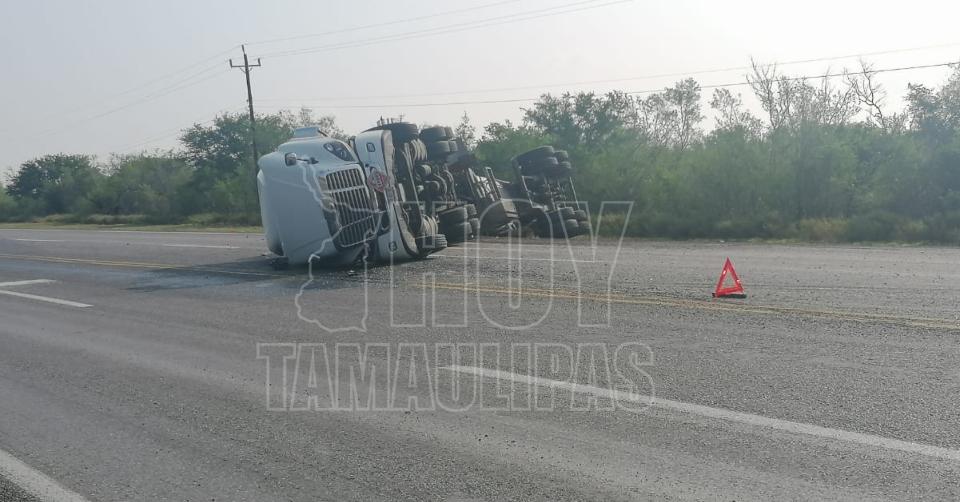 Hoy Tamaulipas - Vuelca pipa cargada con material peligroso en la Victoria-Matamoros