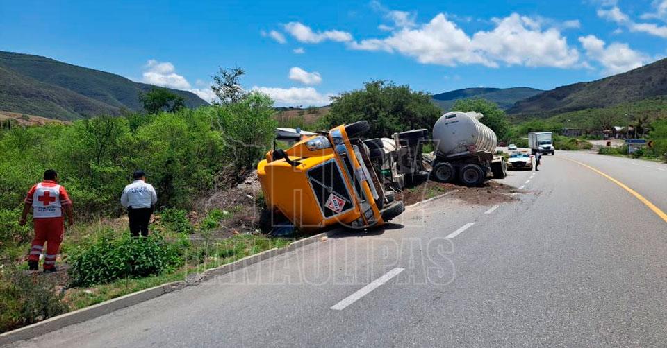Hoy Tamaulipas - Volcadura en Tamaulipas Vuelca pipa cargada con 62 mil litros de gasolina en la ...