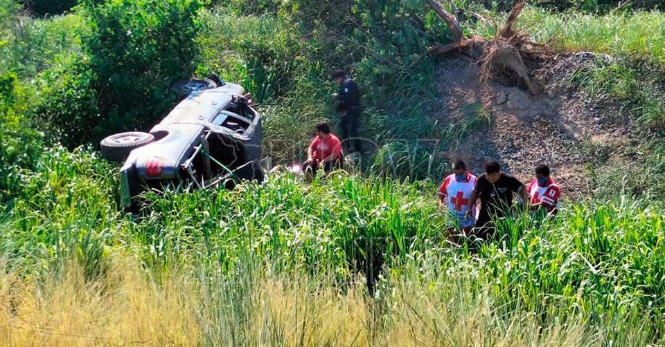 Hoy Tamaulipas - Accidente en Tamaulipas Auxilian estatales a personas lesionadas en volcadura ...